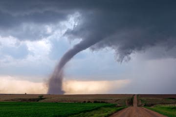 difference between derecho and tornado
