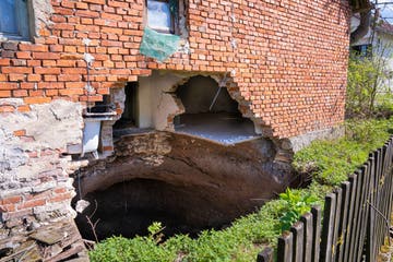 What is a Sinkhole? Warning Signs, How They Form & More | SERVPRO
